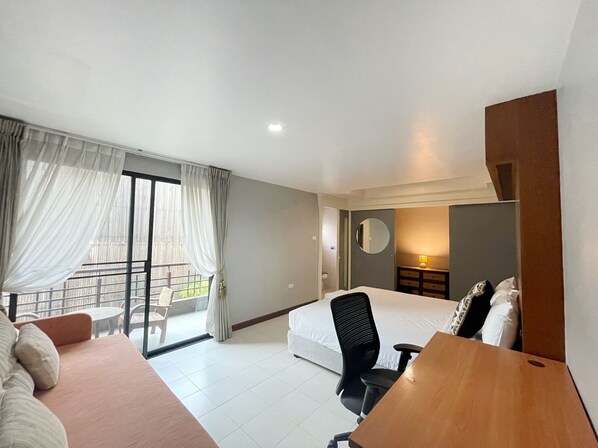 Quarto premium, 1 cama King | Escrivaninha, espaço de trabalho para notebook, Wi-Fi de cortesia