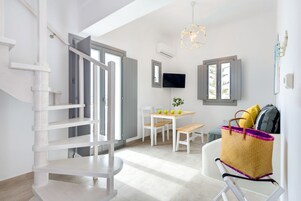 Suíte júnior, banheira de imersão, vista para o mar | Área de estar | TV de tela plana