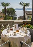 Café da manhã com buffet grátis todos os dias