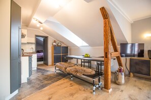 Apartamento Comfort, 2 quartos | Sala de estar | TV de ecrã plano 
