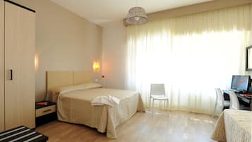 Quarto triplo | Escrivaninha, Wi-Fi de cortesia
