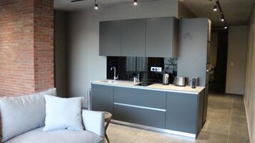 River Suite | Cozinha privada | Um frigorífico, um micro-ondas, uma placa de cozinha