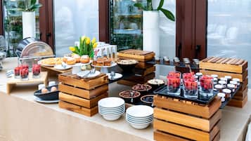 Pequeno-almoço tipo buffet diário mediante uma taxa