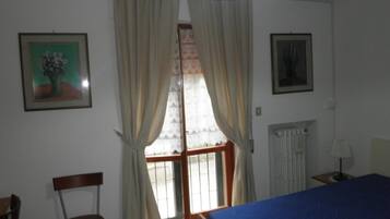 Escrivaninha, cortinas blackout, Wi-Fi de cortesia, roupa de cama