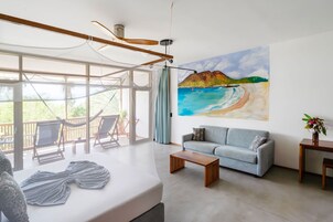 Quarto Duplo Deluxe, vista parcial para o mar | Minibar, cofre no quarto, Wi-fi grátis, roupa de cama fornecida 