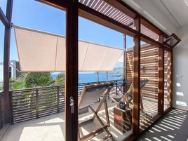 Quarto Duplo Superior, vista para o mar | Terraço/pátio interior