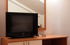 Quarto Duplo Económico, 1 quarto, não fumadores, Vista para a cidade | Televisão
