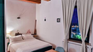 Quarto triplo, vista para o mar | Frigobar, escrivaninha, ferros/tábuas de passar roupa, Wi-Fi de cortesia