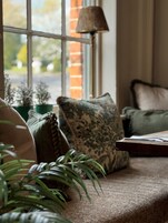 Pequenos-almoços, almoços, jantares servidos, com vista para o jardim 