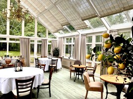 Serviço de café da manhã, almoço, jantar; vistas para o jardim