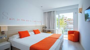 Quarto casal ou duplo, sacada | Escrivaninha, cortinas blackout, Wi-Fi de cortesia, roupa de cama