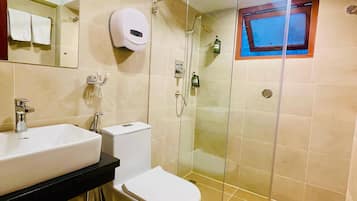 Apartamento Económico | Casa de banho | Um polibã, chinelos, toalhas fornecidas