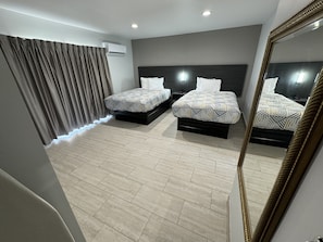 Cortinas blackout, Wi-Fi de cortesia, roupa de cama