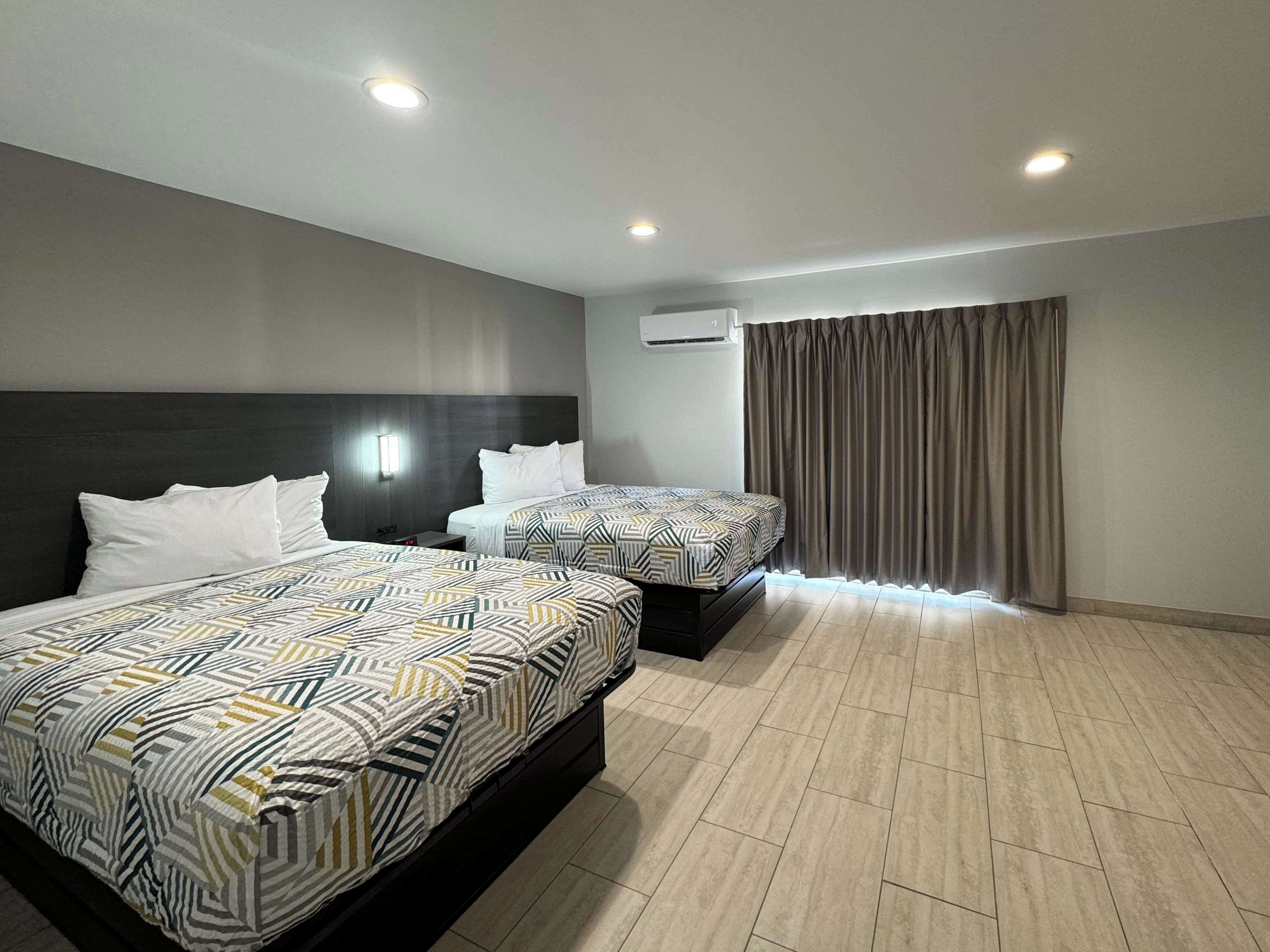 Cortinas blackout, Wi-Fi de cortesia, roupa de cama