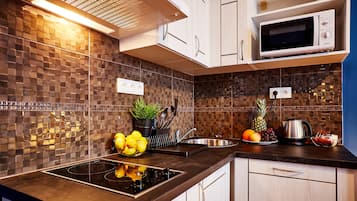 Suite-Estúdio Deluxe (3) | Cozinha privada | Um micro-ondas, uma placa de cozinha, uma chaleira elétrica, grelhador