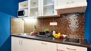 Suite-Estúdio Deluxe (3) | Cozinha privada | Um micro-ondas, uma placa de cozinha, uma chaleira elétrica, grelhador