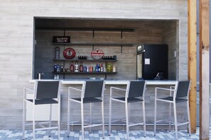 Este bar de cocktails, junto à piscina, aberto diariamente 
