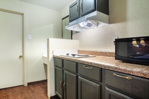 Quarto premium, 2 camas de casal, cozinha americana | Cozinha privada | Micro-ondas, cafeteira/chaleira