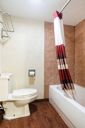 Quarto premium, 2 camas de casal, cozinha americana | Banheiro | Produtos de toalete grátis, secador de cabelo (mediante solicitação)