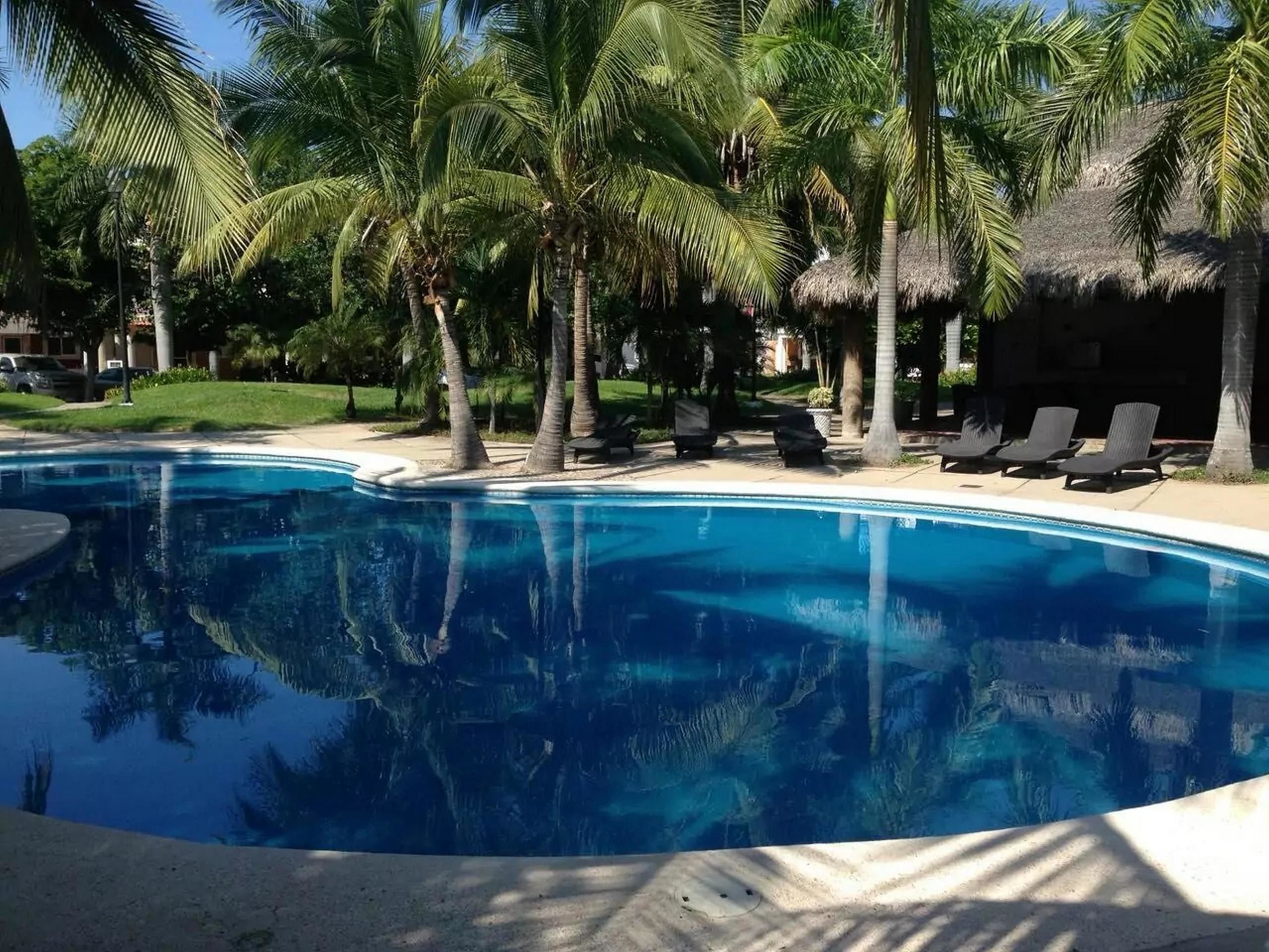 Piscina externa, espreguiçadeiras