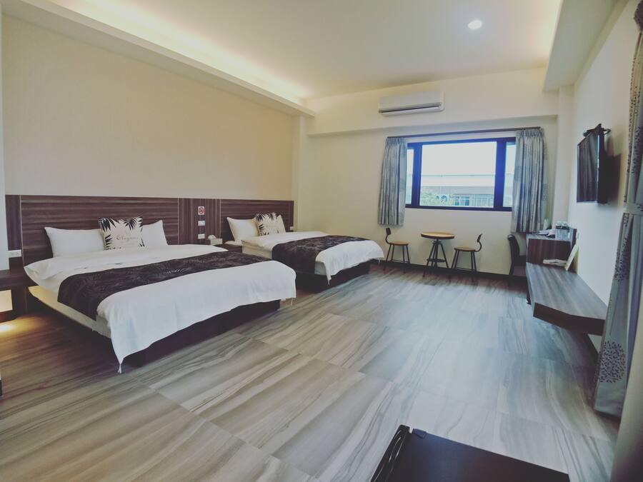 Quarto Quádruplo Standard | 1 quarto, roupa de alta qualidade, edredões de penas, secretária