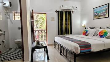 Front View with Balcony (Upper Floor with AC) | Minibar, cofre no quarto, secretária