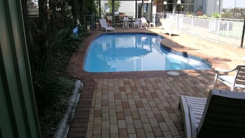Piscina exterior sazonal, da(s) 7:00 à(s) 17:00, espreguiçadeiras