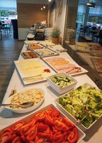 Pequenos-almoços servidos, cozinha local e internacional 