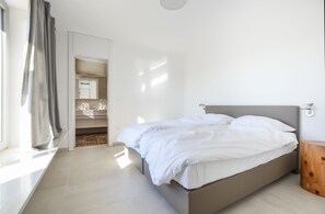 1 quarto, roupa de alta qualidade, cofre no quarto, secretária 