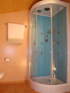 Apartamento, 1 quarto | Casa de banho | Um polibã, artigos de higiene pessoal grátis, toalhas fornecidas 