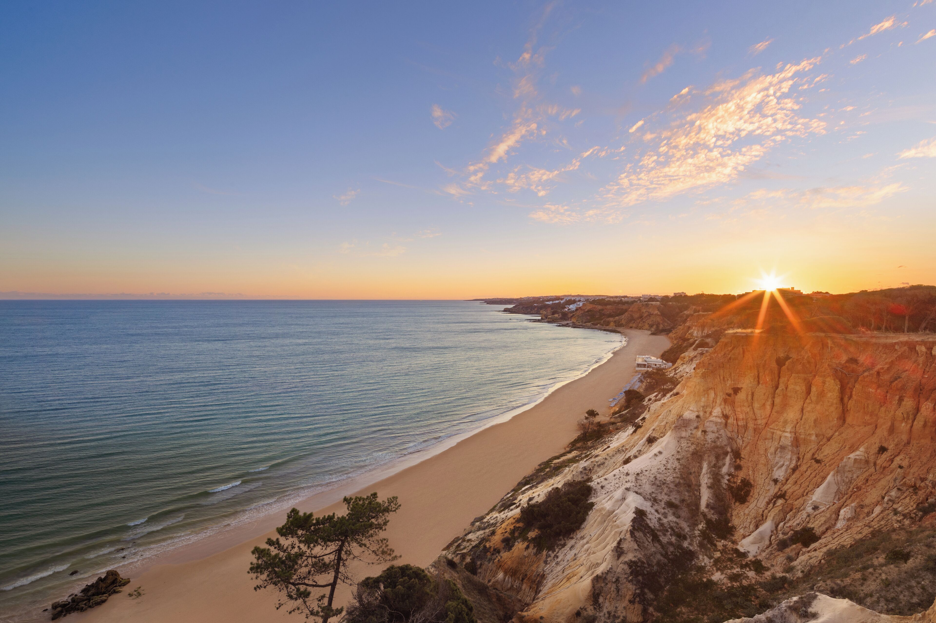 Na praia, praia de areia branca, espreguiçadeiras, guarda-sóis de praia 