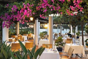 13 restaurantes: servem pequenos-almoços, almoços e jantares
