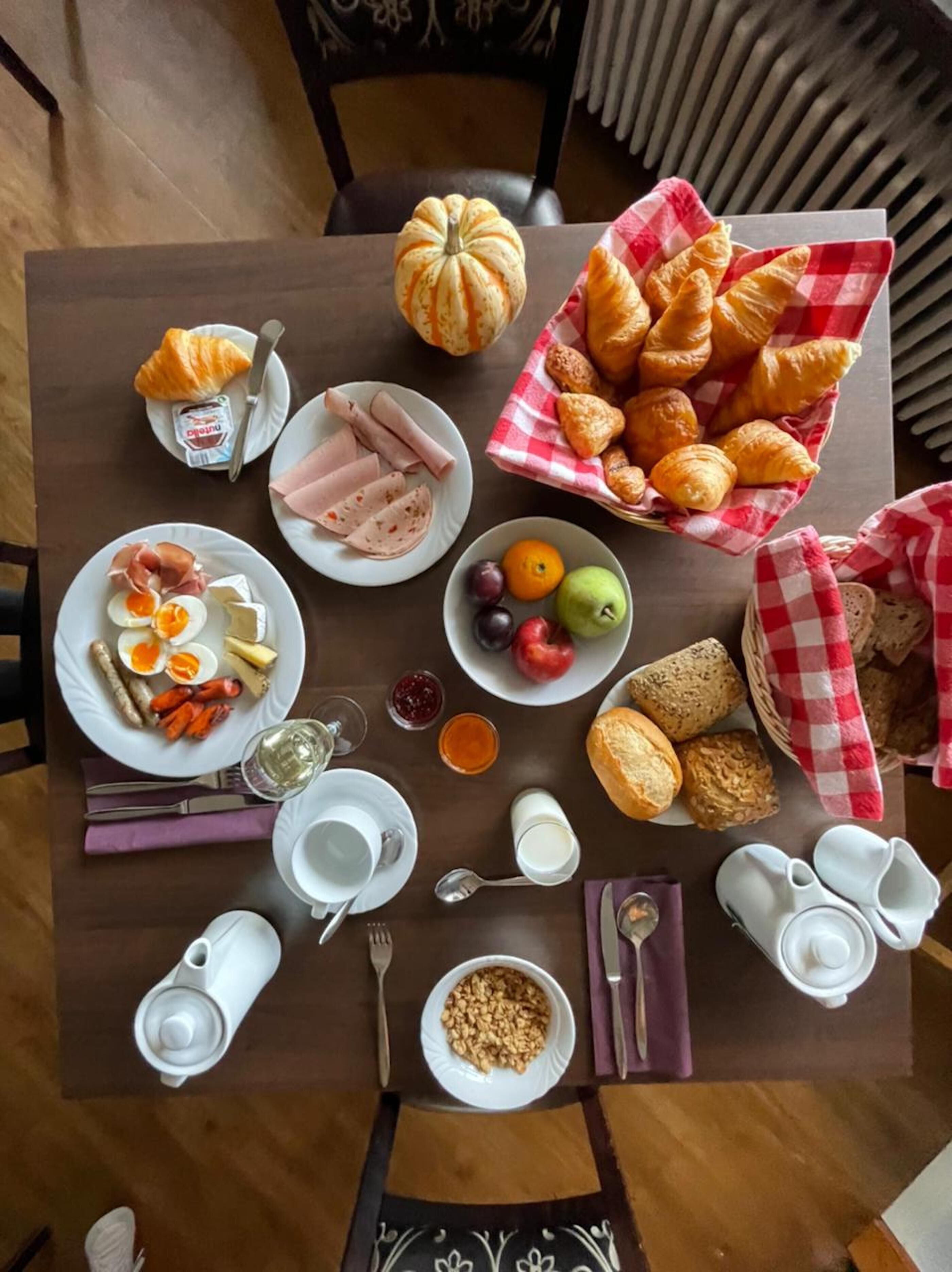 Pequeno-almoço tipo buffet diário mediante uma taxa 