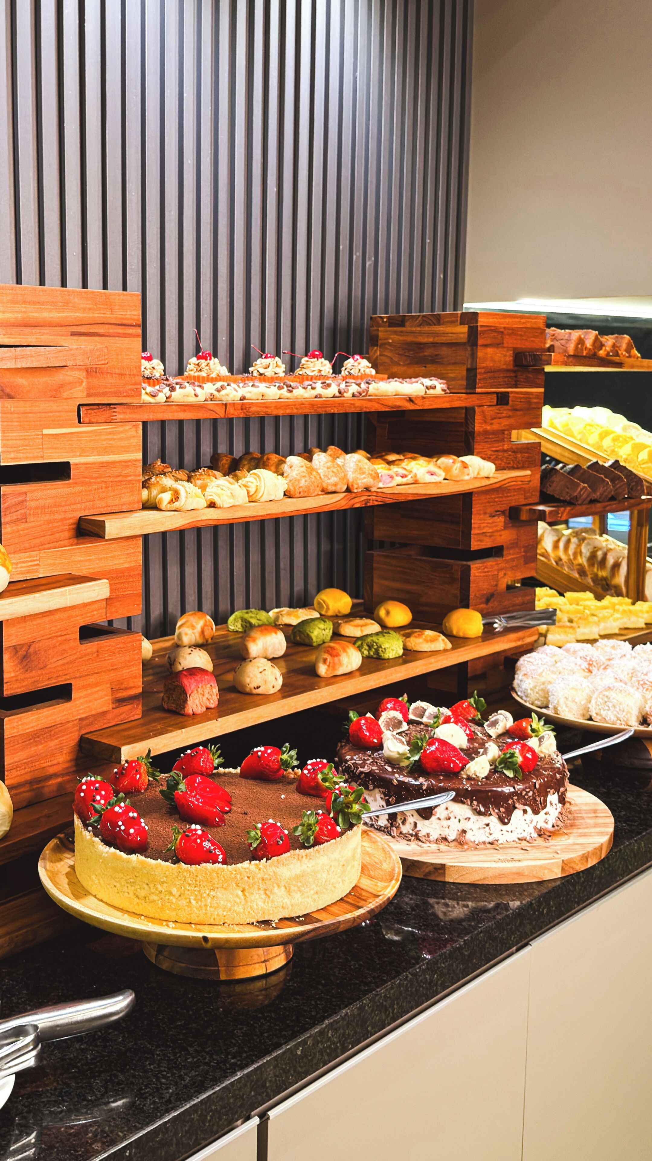 Buffet com diversos doces e pâtisseries.