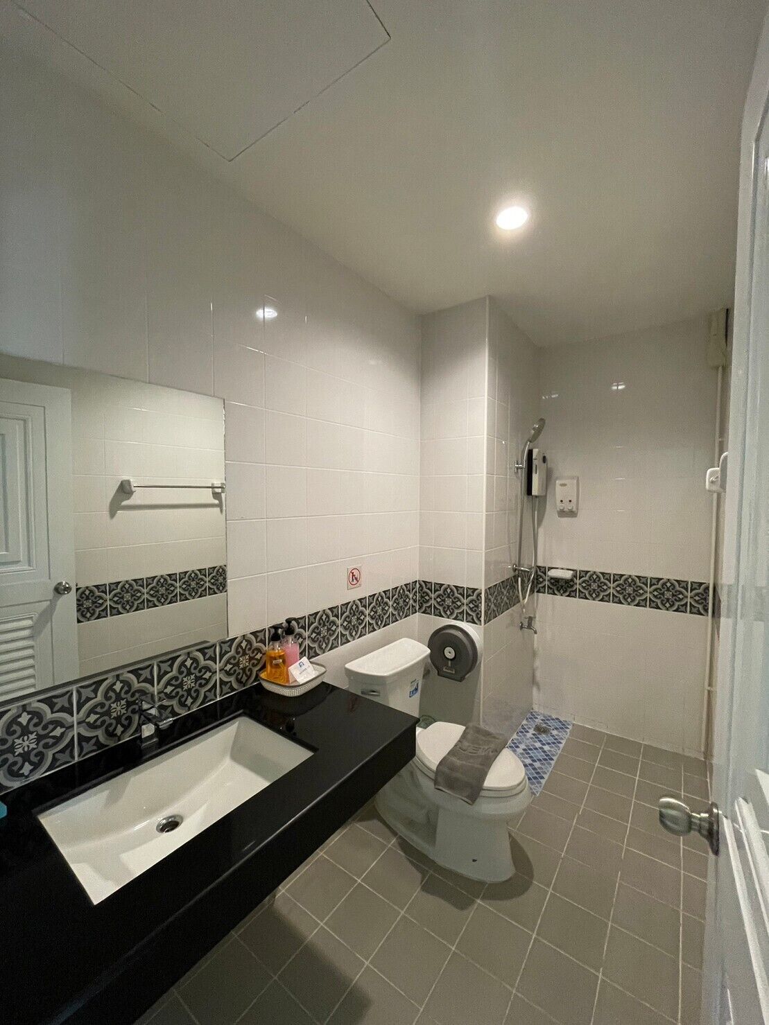 Quarto Duplo Deluxe | Casa de banho | Um polibã, artigos de higiene pessoal grátis, um secador de cabelo 