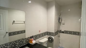 Quarto Duplo Deluxe | Casa de banho | Um polibã, artigos de higiene pessoal grátis, um secador de cabelo
