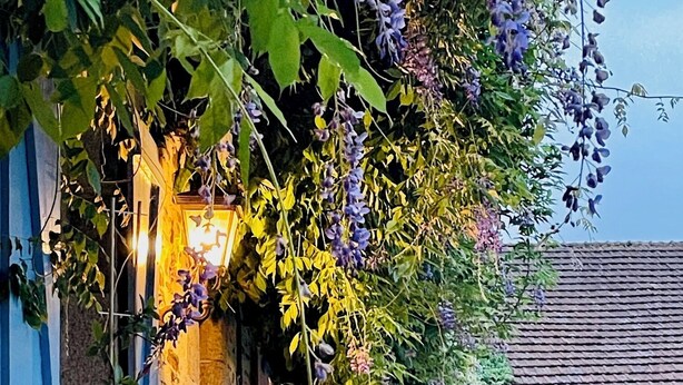 Um edifício rústico com parede de pedra e porta de madeira.