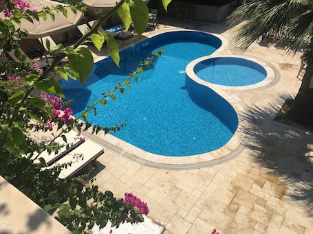 Piscina exterior . Villanaz Apart Hotel