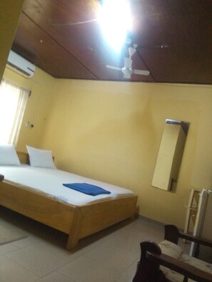 Quarto casal luxo | Roupas de cama premium, cofres nos quartos, escrivaninha