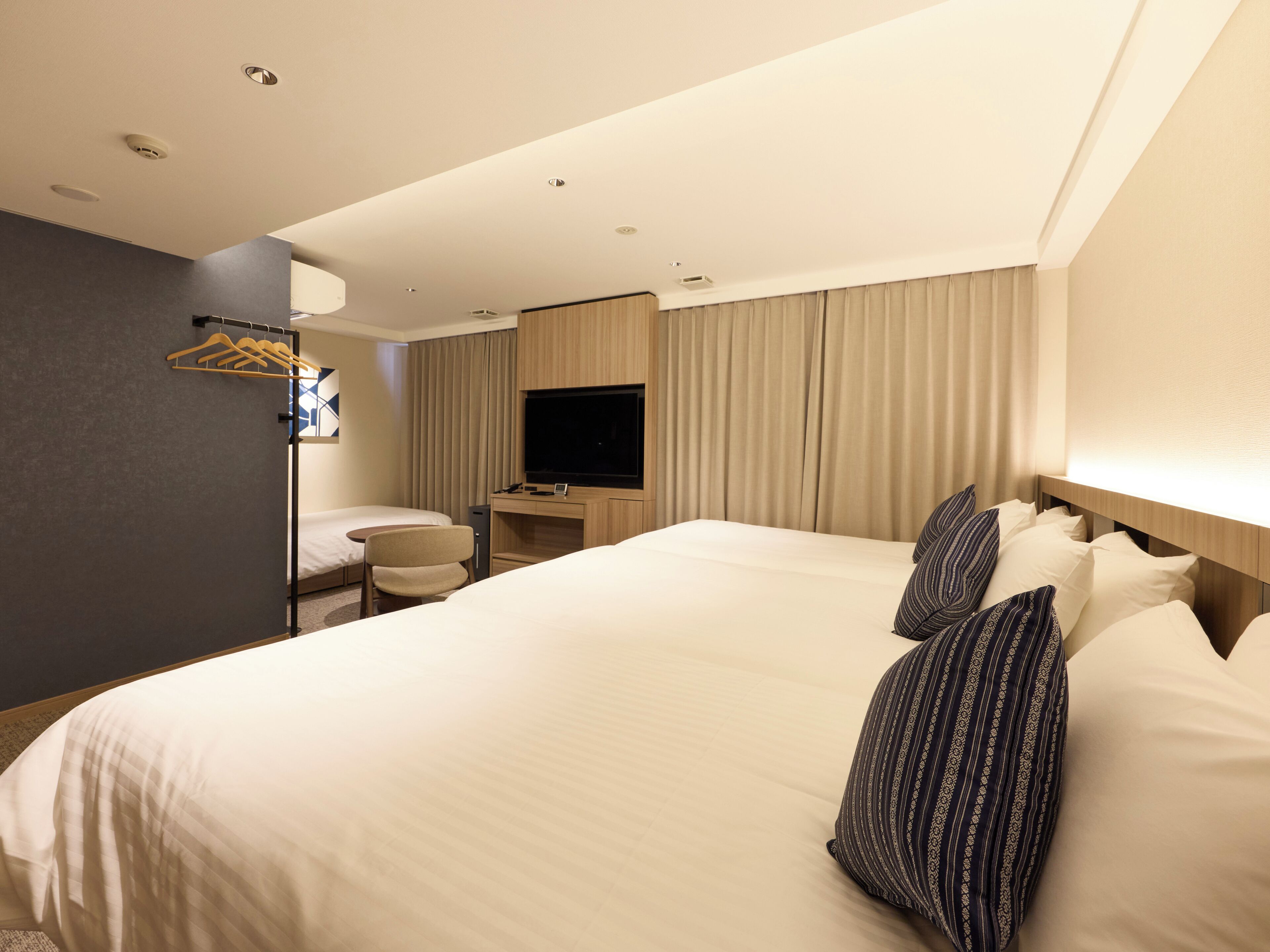Quarto Quádruplo Deluxe, 4 quartos | Cofre no quarto, secretária, Wi-fi grátis 