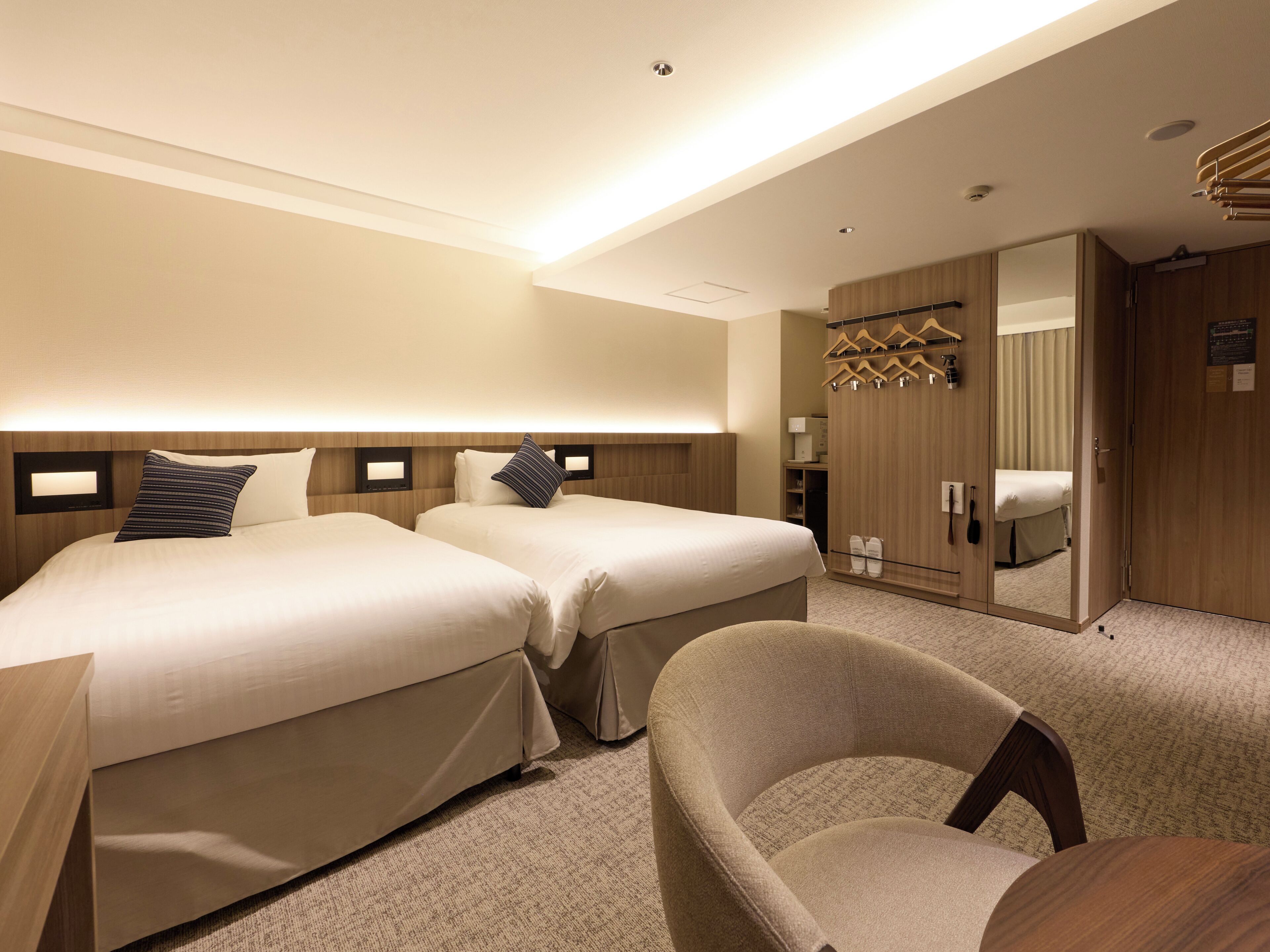 Quarto Twin Deluxe, 2 quartos | Cofre no quarto, secretária, Wi-fi grátis 