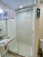 Chuveiro, toalhas de banho