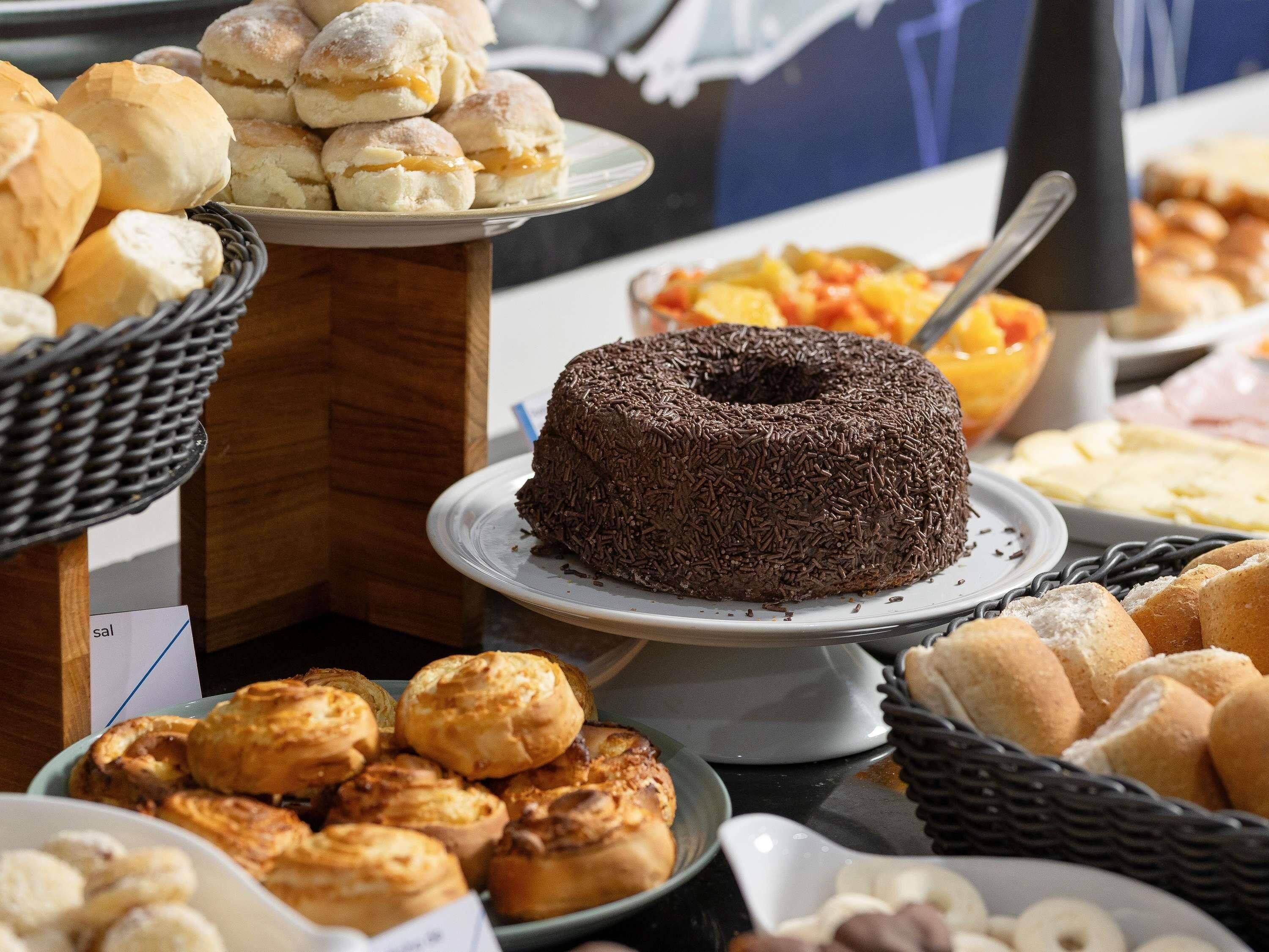 Pequeno-almoço tipo buffet diário mediante uma taxa 