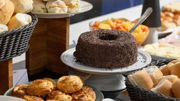 Pequeno-almoço tipo buffet diário mediante uma taxa