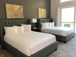 Quarto Standard, 2 camas queen-size, acessível | Secretária, Wi-fi grátis, roupa de cama fornecida 