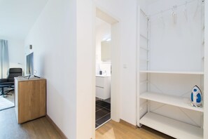 Apartamento Premium, 1 quarto, varanda (incl. 75€ Cleaning Fee) | Secretária, ferro/tábua de engomar, berços/camas para crianças