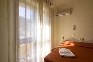 Quarto quádruplo | Frigobar, escrivaninha, camas extras/dobráveis (sobretaxa)