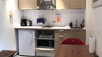 Large Studio, Kitchenette | Cozinha americana privada | Geladeira, micro-ondas, cooktop, cafeteira/chaleira