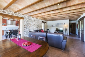 Villa, 3 quartos, piscina privativa | Sala de estar | TV de ecrã plano 