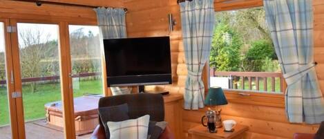 Cabana superluxo, 1 quarto, banheira de imersão | Sala de estar | TV de tela plana 40 polegadas com canais digitais, TV, DVD player